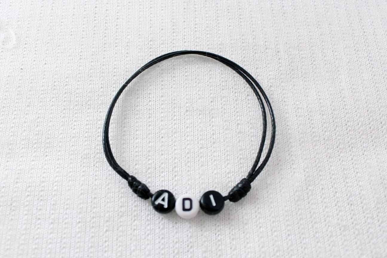 R'SORIS - Gelang inisial huruf tali simple premium | Lazada Indonesia