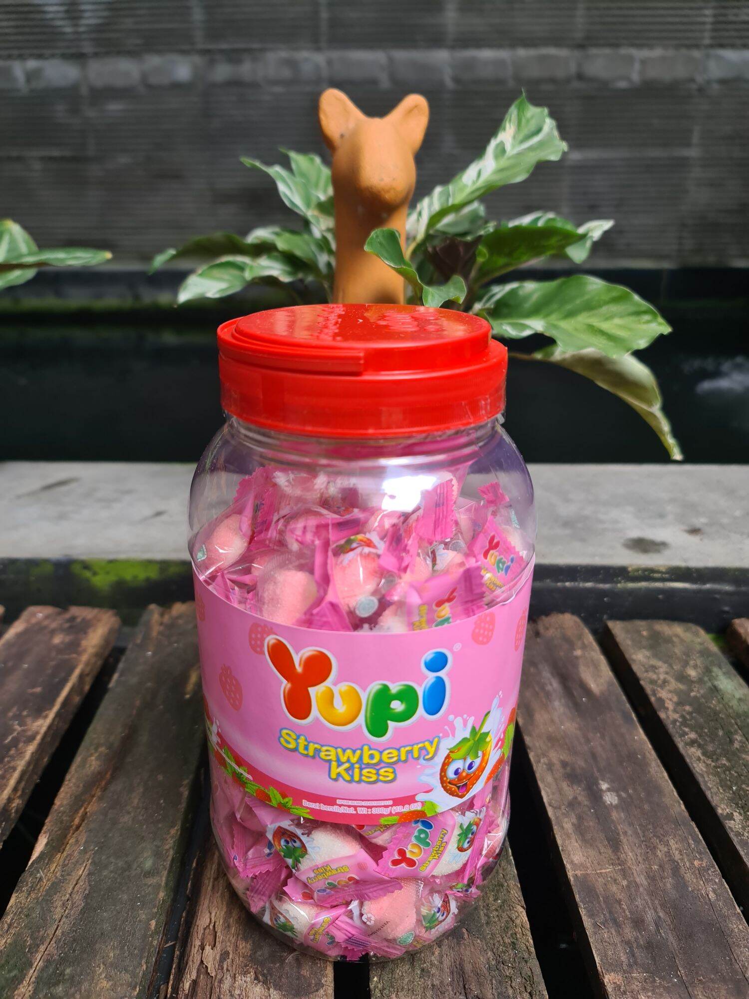 Permen Yupi Strawberry Kiss Kemasan Toples 300gr | Lazada Indonesia