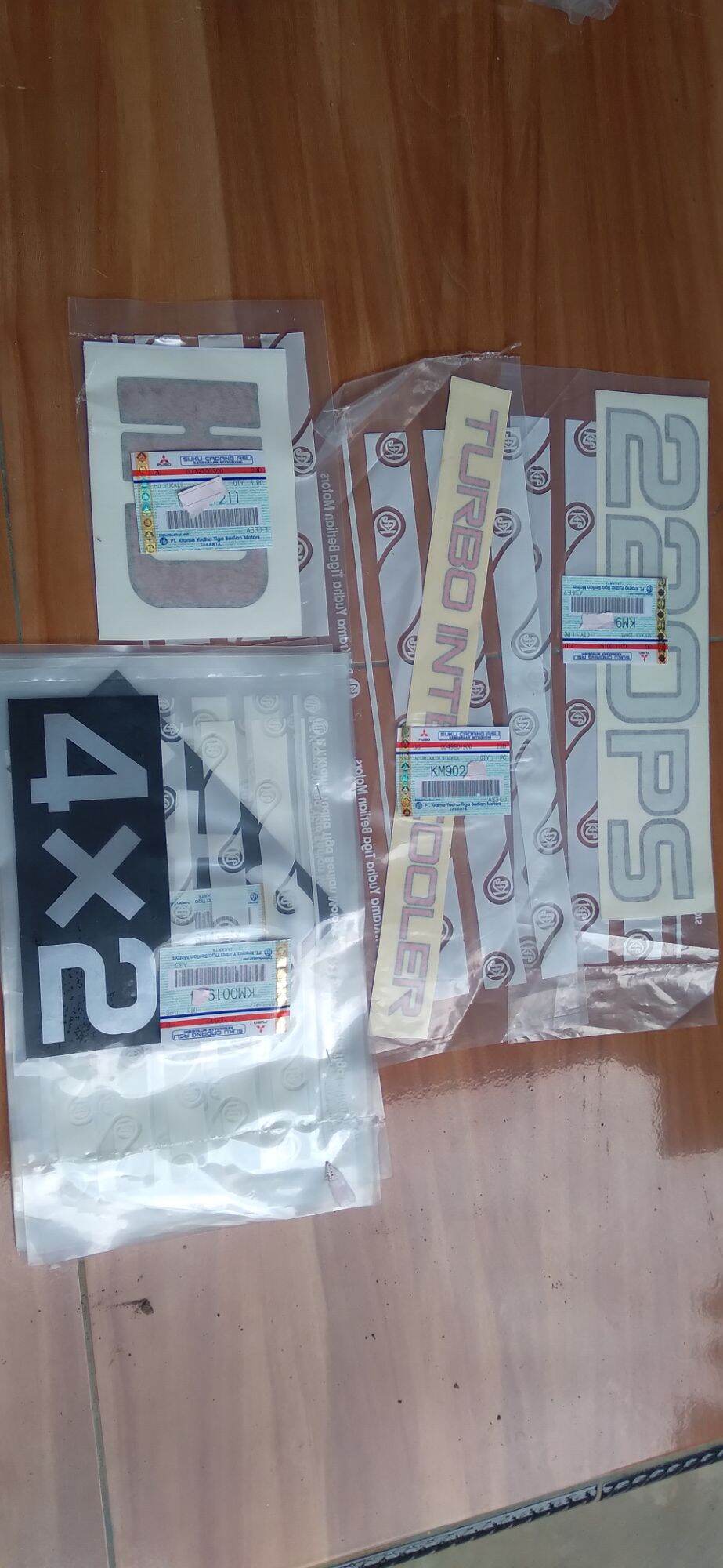 Stiker Logo Mitsubisi Fuso 4x2 1set 4biji original asli mitsubisi sesui ...