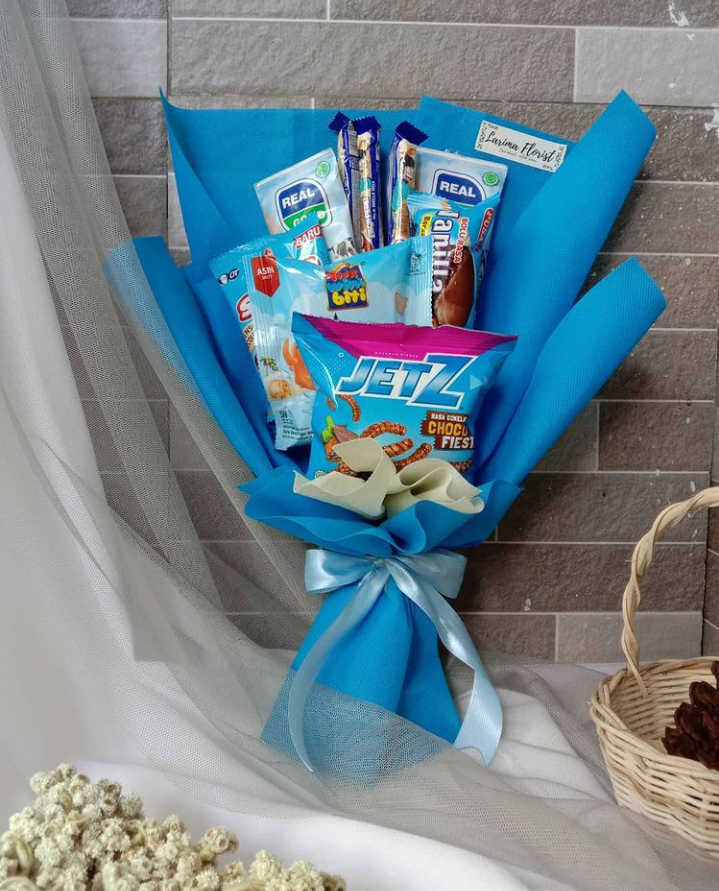 BUKET SNACK WISUDA MURAH| Kado Wisuda, Buket Snack Biru | Lazada Indonesia