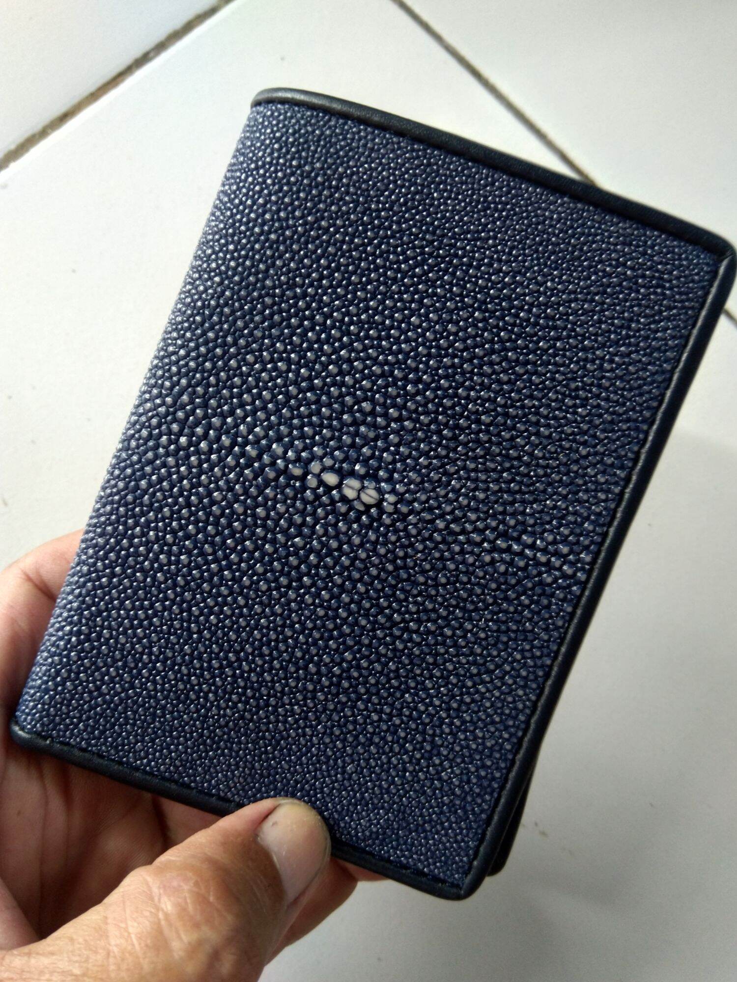 Dompet pria dari kulit ikan pari model kasual tetes air warna biru ...