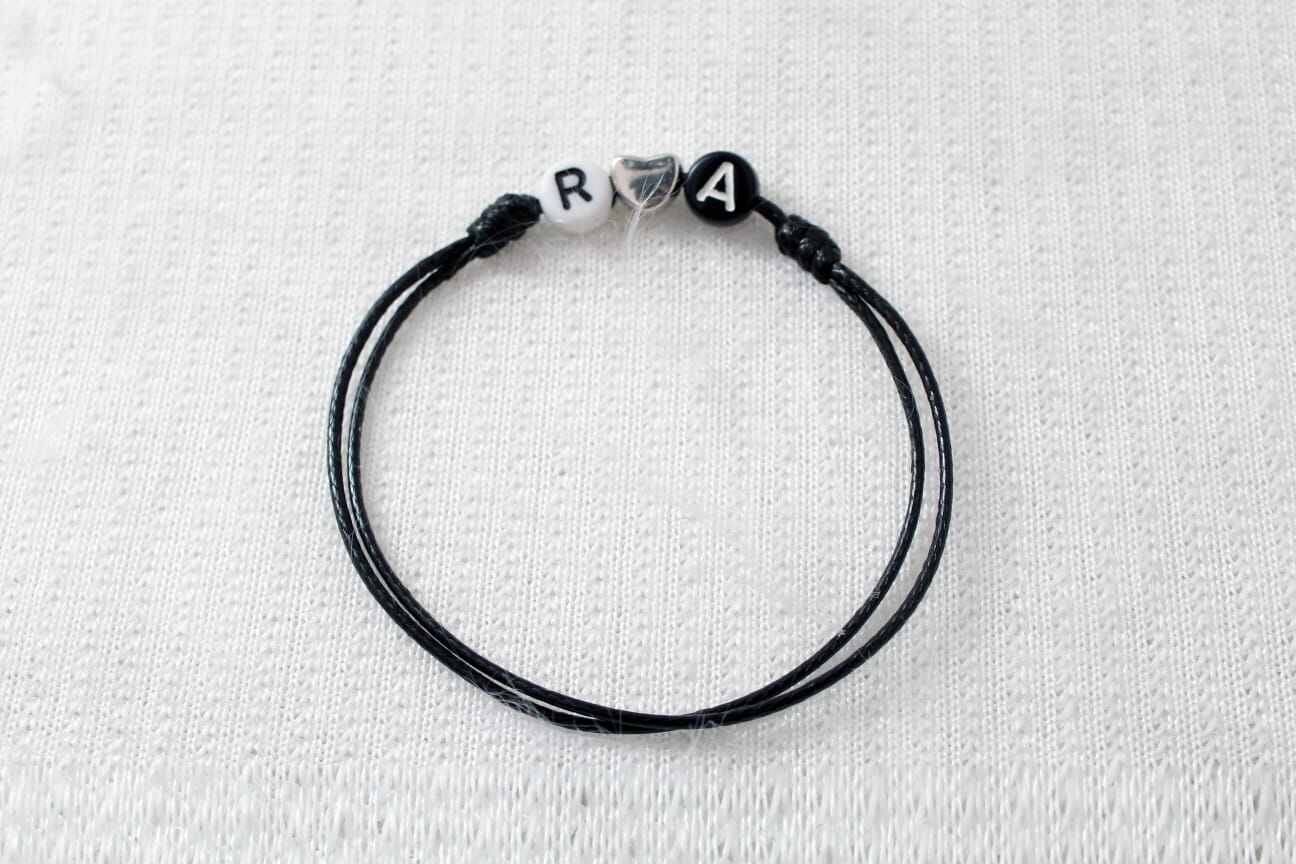 R'SORIS - Gelang inisial huruf tali simple premium | Lazada Indonesia