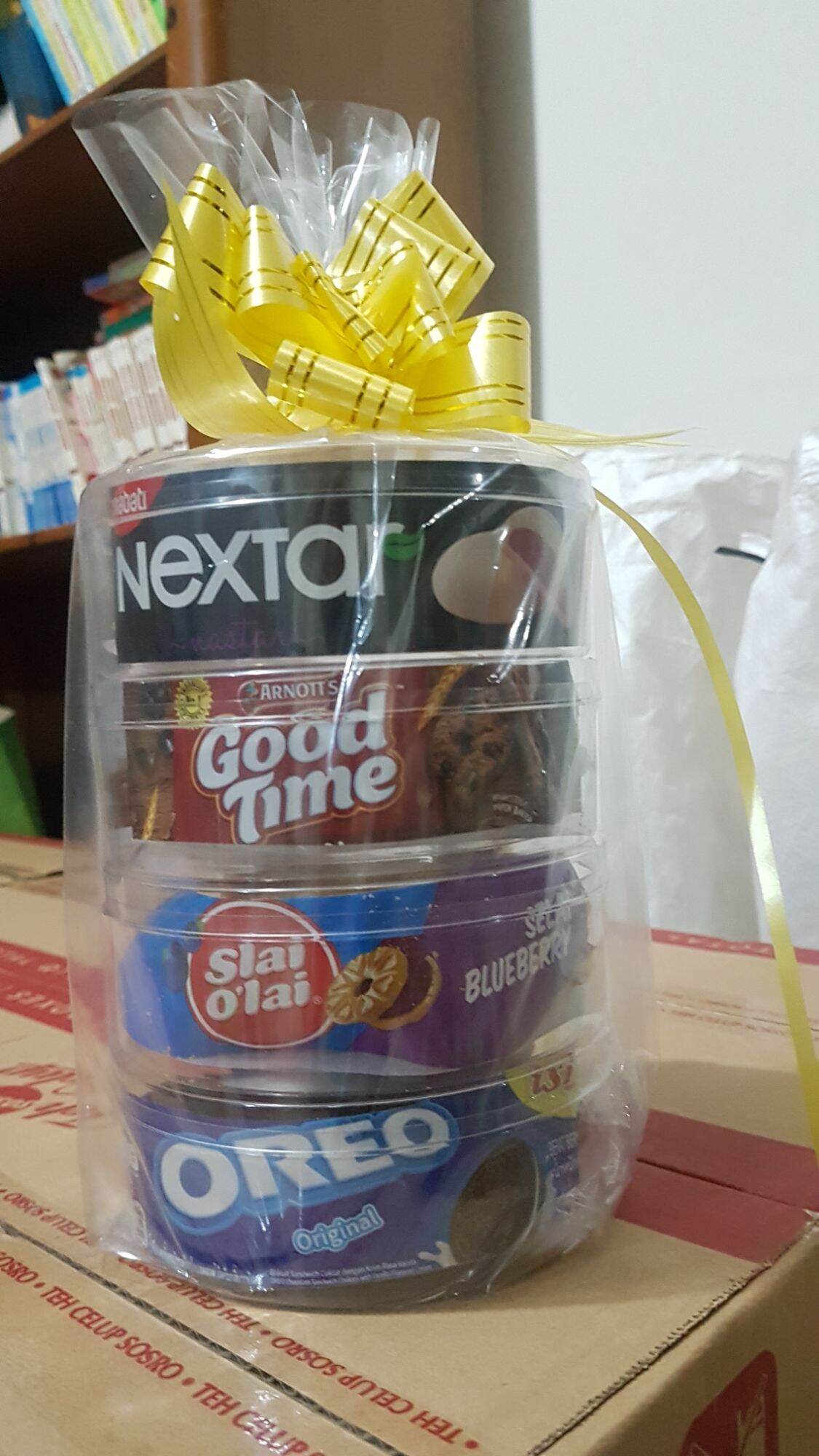 paket lebaran snack (nextar, goodtime, slai o'lai, oreo) 4 susun toples ...