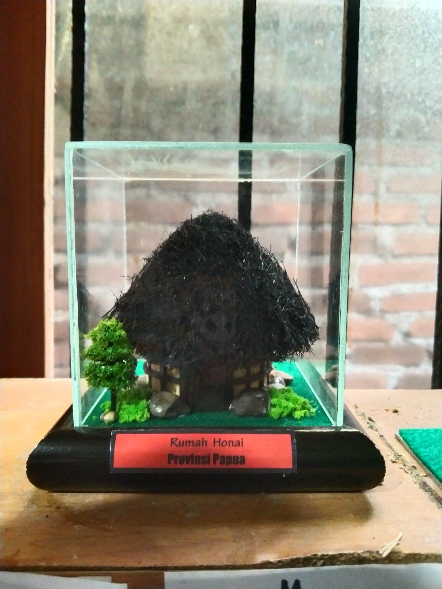 Miniatur Rumah Adat Honai - Papua Barat ( ukuran kemasan kaca/Akrilik ...