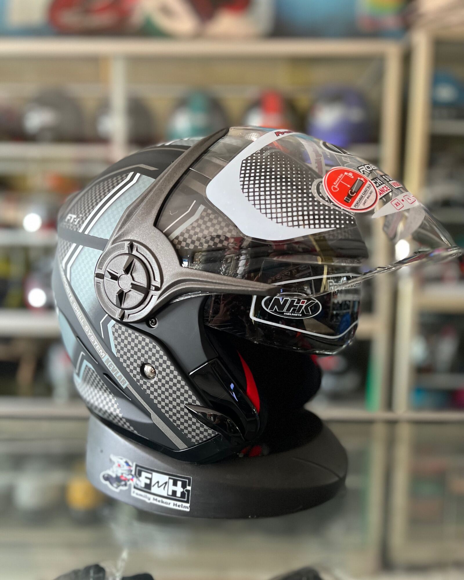 HELM NHK GLADIATOR MOTIF FTI BLACK/SILVER DOF HELM NHK DOUBLE VISOR ...