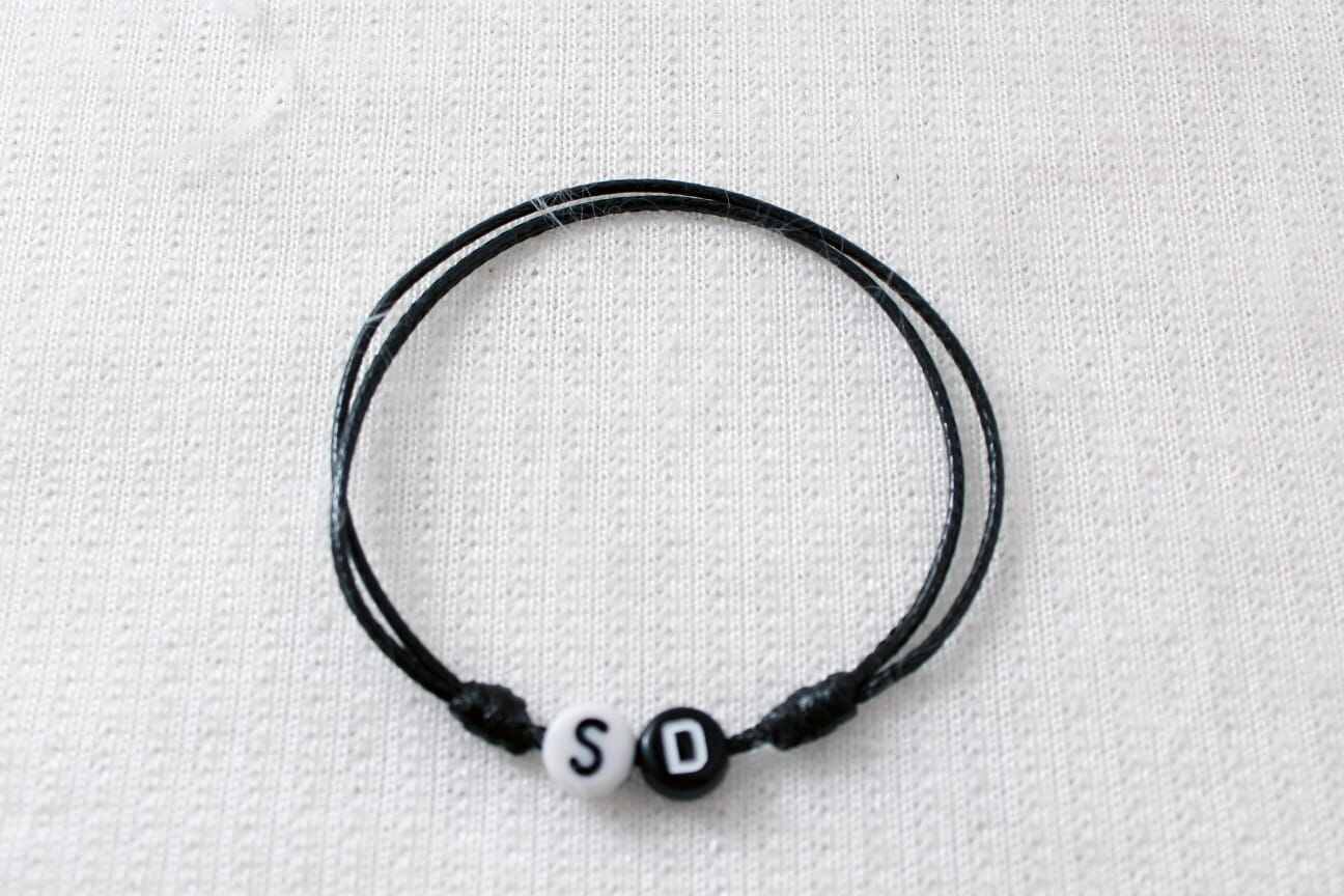 R'SORIS - Gelang inisial huruf tali simple premium | Lazada Indonesia